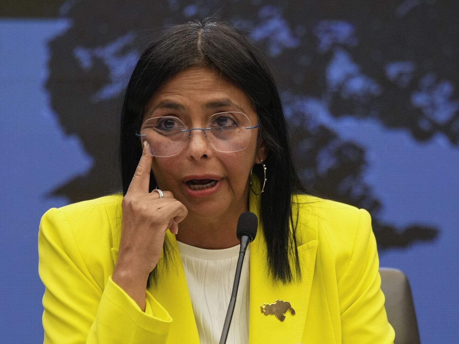 Delcy Rodríguez confirma desaparición de Maduro y Cilia Flores y exige ...